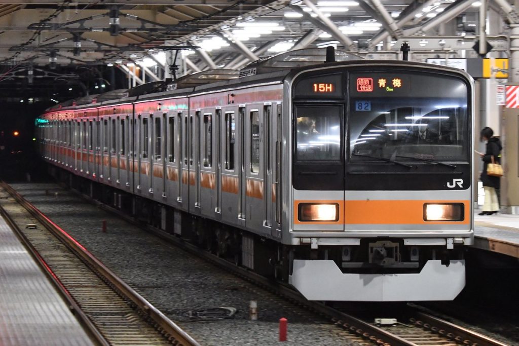 209系1000番台通勤快速青梅行き | Japan-Railway.com